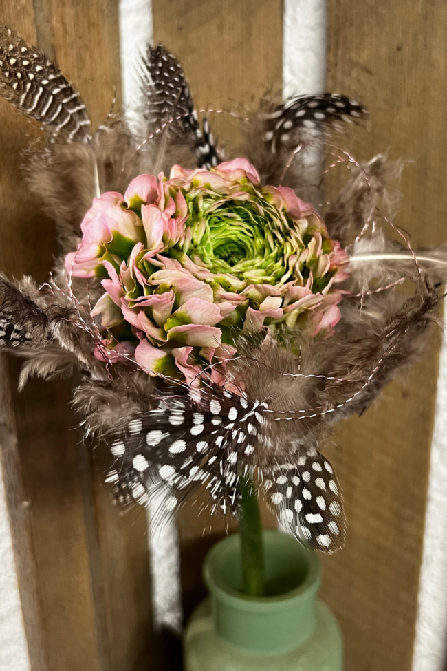 Deko Inspiration mit Federn und einer Ranunkel Blüte - Blumen Flora-Line